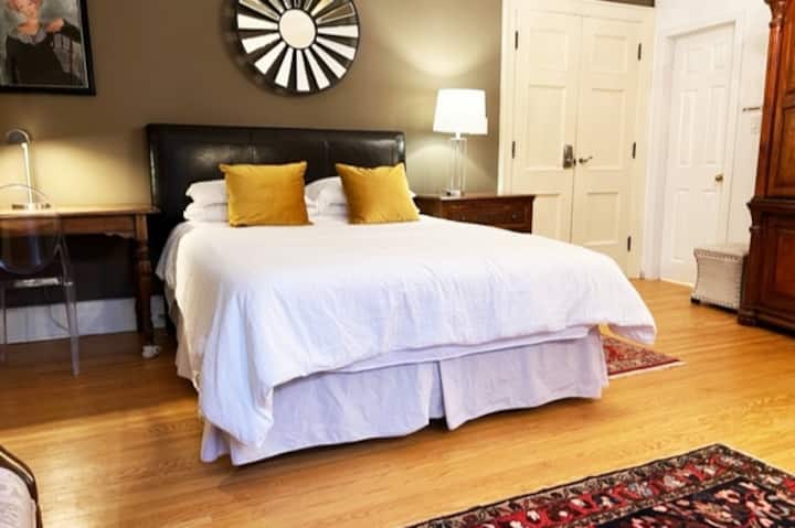 Excellent Apartment Near Western U. - London