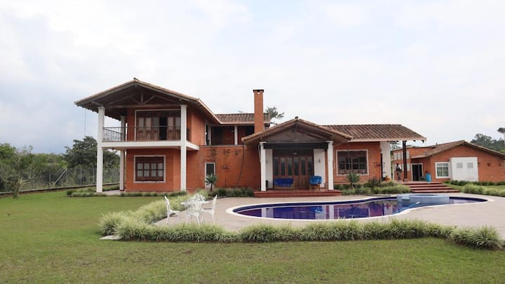 Espectacular Casa Con Insuperable Vista  A Pereira - Pereira