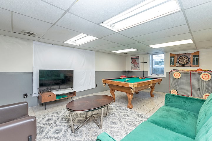 Pool Table, 5 Queen, Big Groups, 2min>msu - Lansing, MI