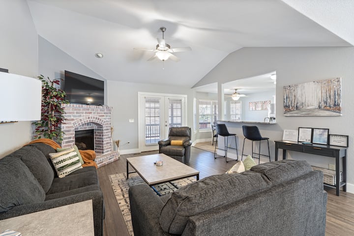 Back 40 Drop Inn: Trails | Views | Cozy | Comfy - Bella Vista, AR