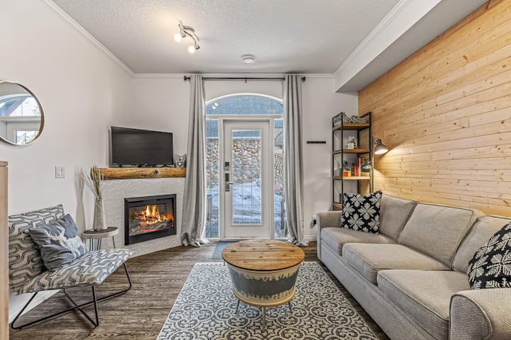 Mystic 2br Chalet | Near Dt With Pool & Hot Tub! - Canmore