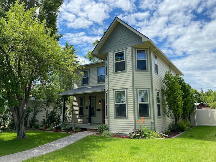 Family Home Near Downtown | Sleeps 8 + Yard - Kalispell, MT