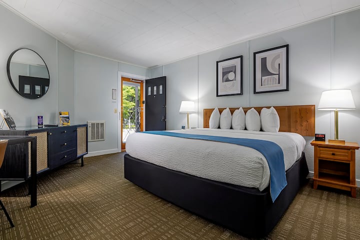 King Mini-suite - Free Breakfast - Bar Harbor, ME
