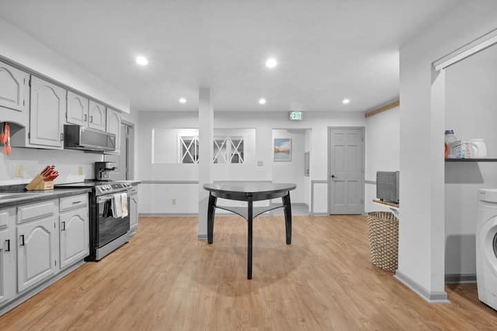 Upscale Room - Perfect Location! - Kokomo, IN