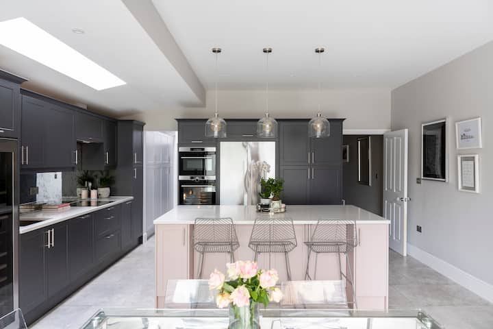 5 Bedroom House, Garden + Free Parking. Sleeps 9 - Croydon