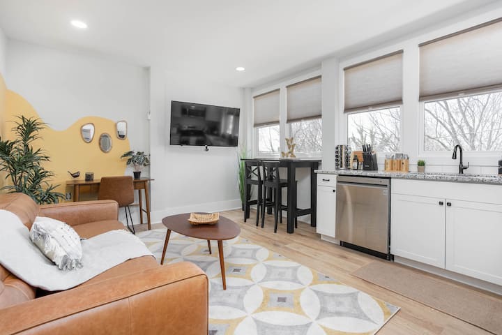 Canary Corner-king Suite | Downtown Winston Salem - Winston-Salem, NC