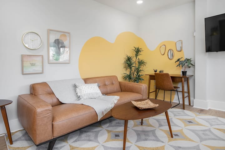 Canary Corner-king Suite | Downtown Winston Salem - Winston-Salem, NC