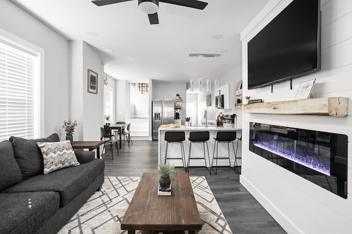 Modern Indy Escape | Sleeps 6 | Heart Of The City - Indianapolis