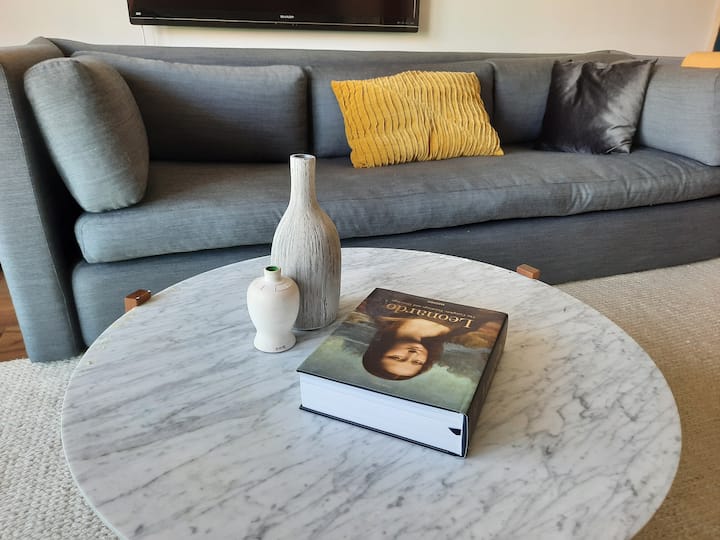 Spacious & Stylish 2 Bedroom Flat - 1200 Sqft - Hongkong