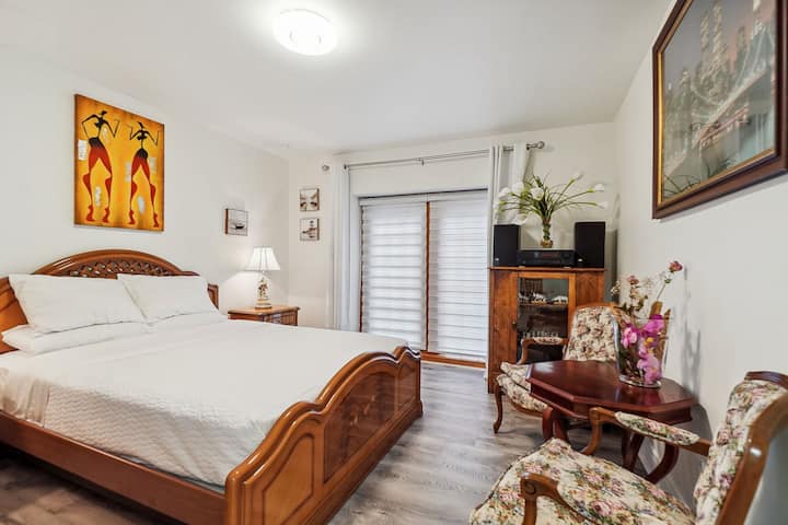 2-bedroom, 3 Minutes To The Metro & 1 Free Parking - Montreal