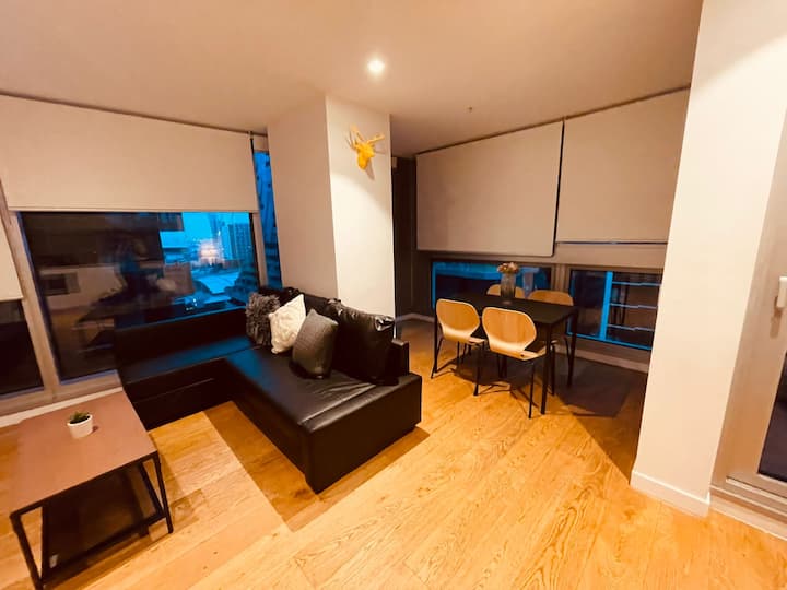 Live Local 2br – Balcony & Pool - Melbourne