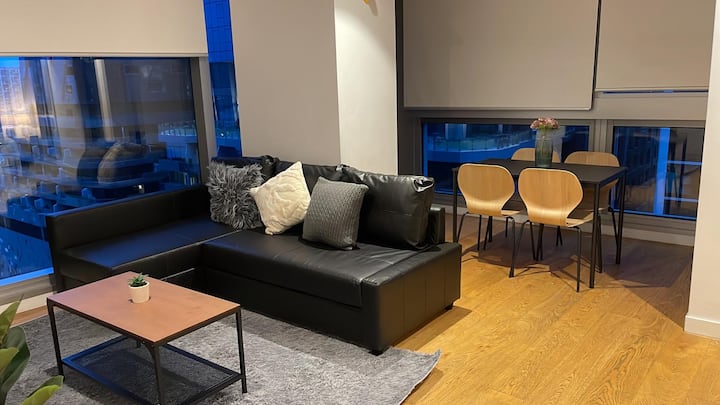 Family-friendly 2br – Balcony & Pool - Melbourne