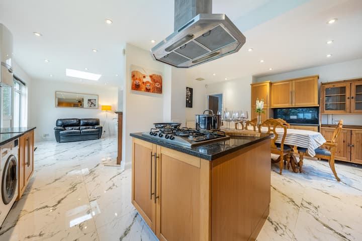 Wembley Stadium 5 Bed House - Hertfordshire