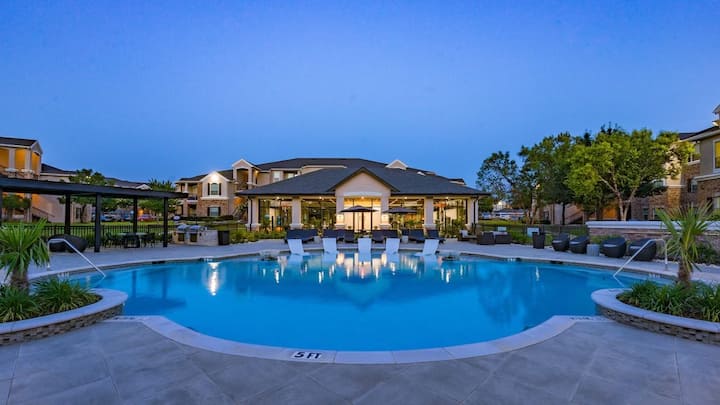 Chic, Elegant, Contemporary - Carrollton, TX