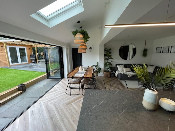 Newly Renovated Detached House - Milton Keynes