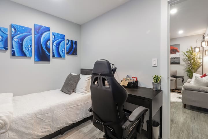 Clean Private Room With Desk In Clayton Heights - Surrey, BC
