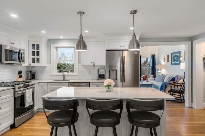 96 Knott- Renovated Home Near Beach, Pet-friendly! - Sandwich, MA