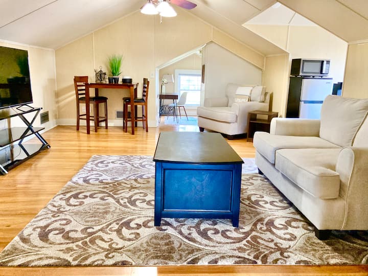 Extra Clean Upstairs Studio Close To Everything! - Joplin, MO