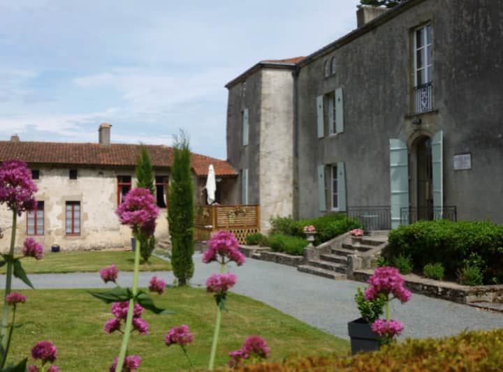 Gîte Du Logis Du Sourdy, 15 Mn Du Puy Du Fou - Vendée