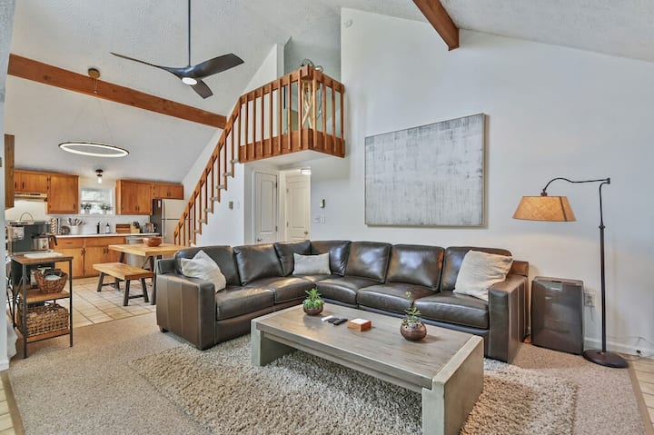 Pocono Chalet: Loft, Fireplace, Bbq, Open Kitchen - Albrightsville, PA