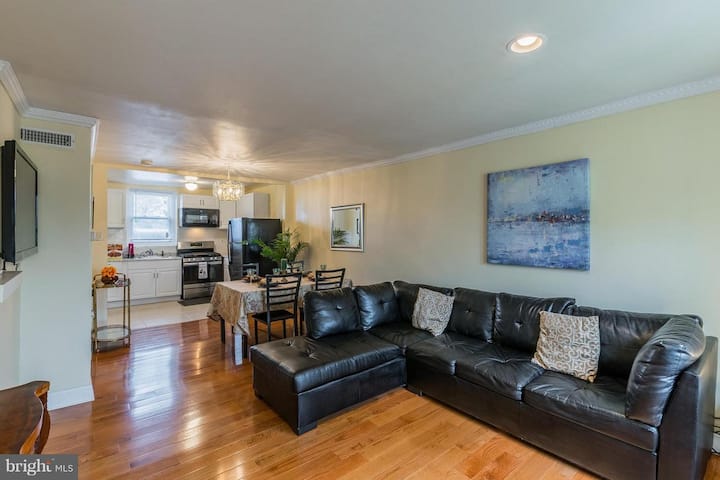 3 Bd/1.5 Bath Sunny Next To Park - Alexandria, VA