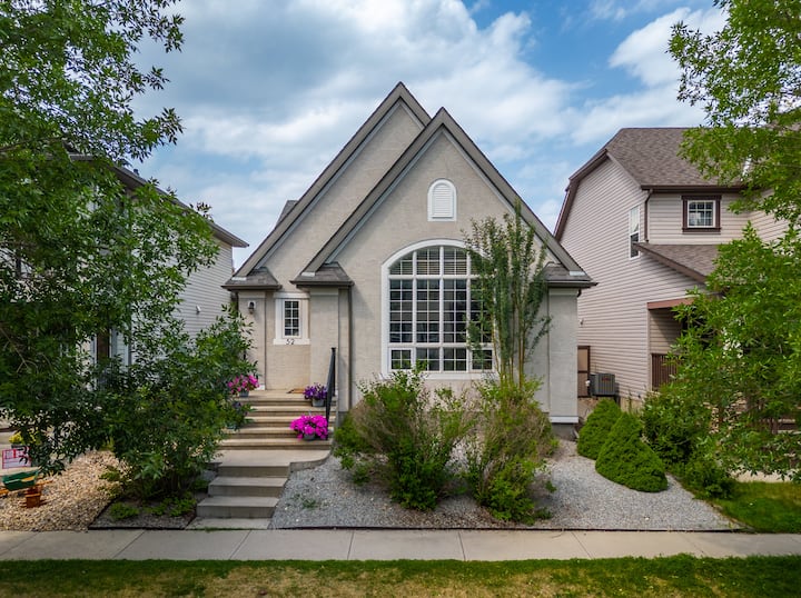 Elgin Elegance: 4-bed Home, Sleeps 8, Pet Friendly - Calgary