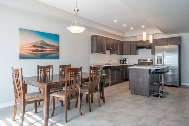 New 3 Beds And 3 Baths With Free Park-niagara - ウェランド