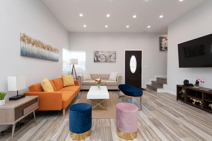 Private, Stylish, Charming 2br/2.5ba House + Blcny - Los Angeles, CA