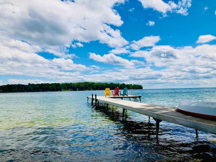 Charming Lakefront Cottage With Hot Tub - Orillia