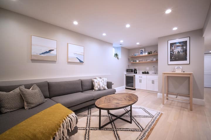 1000sf 2 Bed Condo Near Tufts, Harvard & Train - Somerville