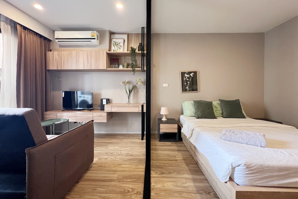 Mid-town condo/Surasak BTS Sathorn/Free Pool - Apartments for Rent in ...