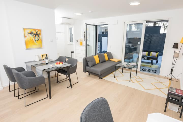 Connections Are Everything - 12 Min To Cathedral - Wien