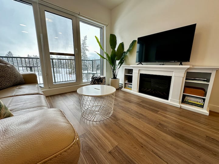 Golden Luxury Dt Condo With River & Mountain Views - Golden