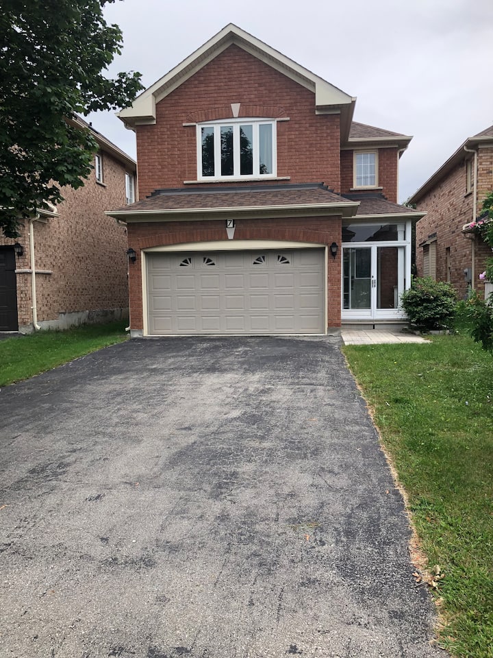 Detached 4 Bd House, Large Yard. - Markham