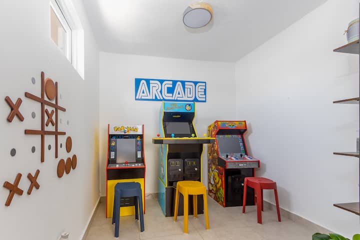 Gaming Getaway - 2br Apartment In The City - Levittown