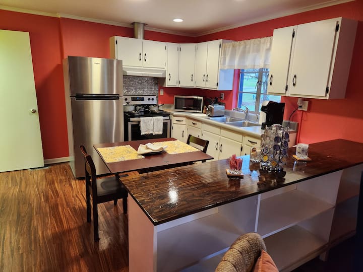 One Bedroom In Spanish Space - Knoxville, TN