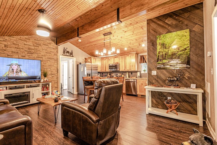 Beautiful 2/2 Cabin On Roaring Creek W/hot Tub - Cherokee, NC