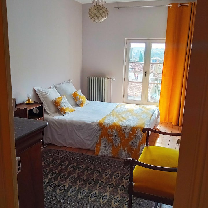 A Côté Du Théâtre, Chambre Jaune - Angoulême