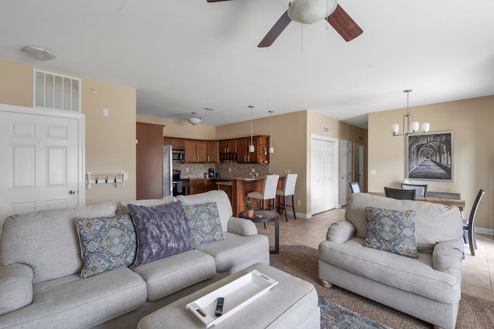 Flourishing Amenities Private Entrance/garage - West Des Moines, IA