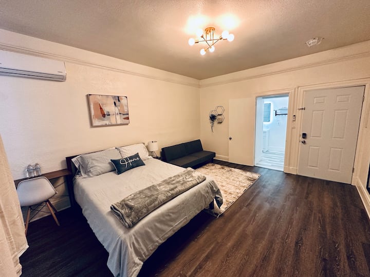 Cozy Tower Hideaway | Private Entrance 5a - Fresno, CA