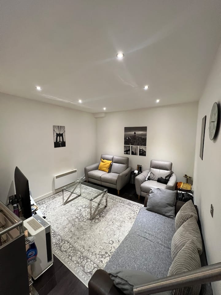Lovely Split Level Apartment - 그리니치