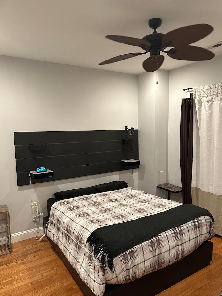 Condo W/ Gated Parking & Private Backyard - Philadelphia