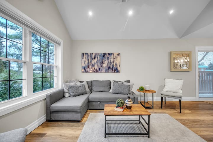 A Bright & Chic 2 Bedroom Urban Apartment - Orangeville