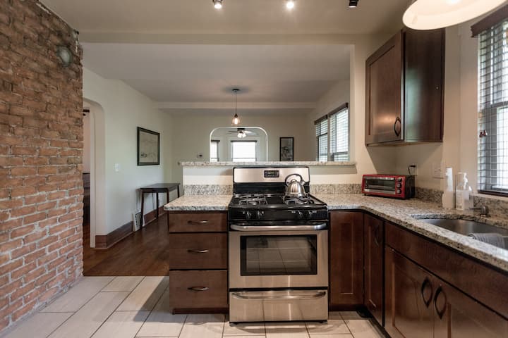 Southwest Charmer! 2 Bed-1 Bath Spacious Flat - Detroit