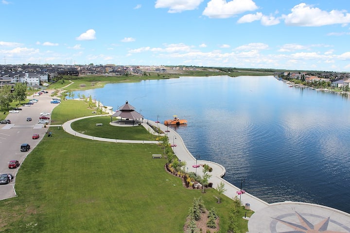 Executive Home & Garage & Ac! Walk To Lake! - Chestermere