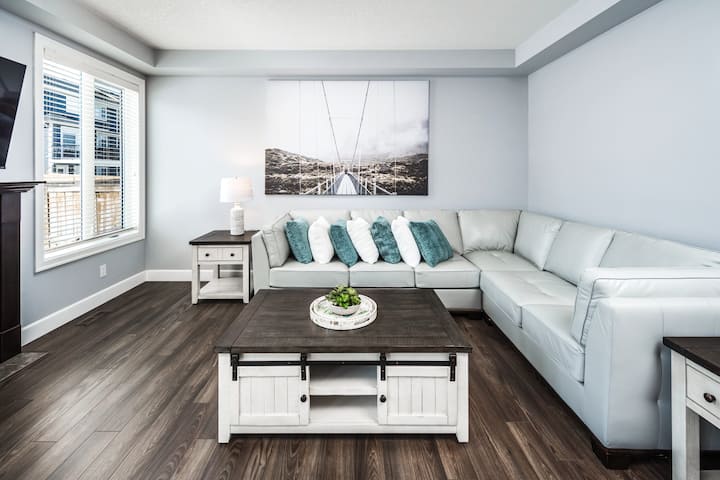Entire Executive Home & Garage & Ac! Walk To Lake! - Chestermere