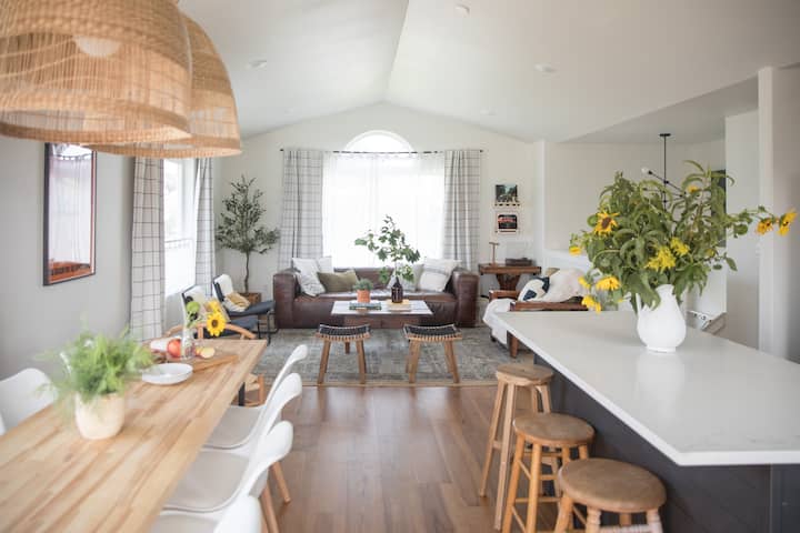 Happy Haven: Sleeps 12, Game Room, Hot Tub & Views - Mission Ridge Ski Resort, WA