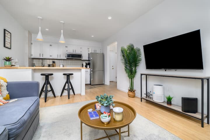Downtown Gem W/ Parking, Wi-fi+! - Stamford, CT
