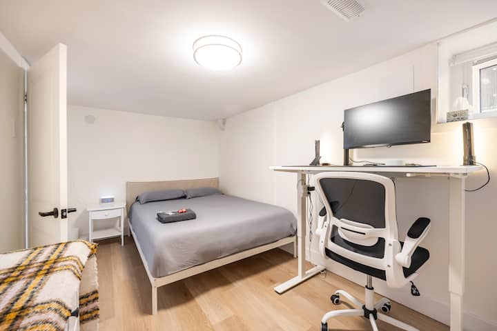 Workmonitor + Standingdesk + Fastwifi + Projector - Toronto