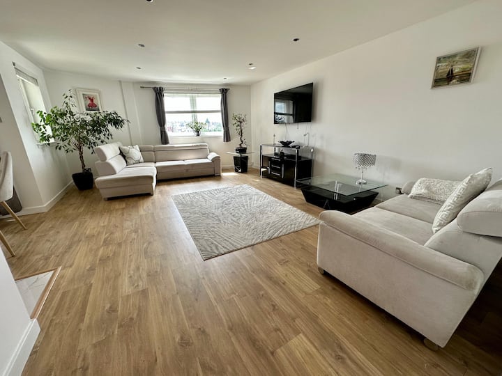 Bright And Spacious 2 Bed Flat By The Harbour - Edinburgh